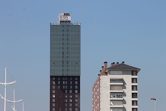 La Torre de La Rosaleda 'luce' un cartel gigante de "Se Vende"