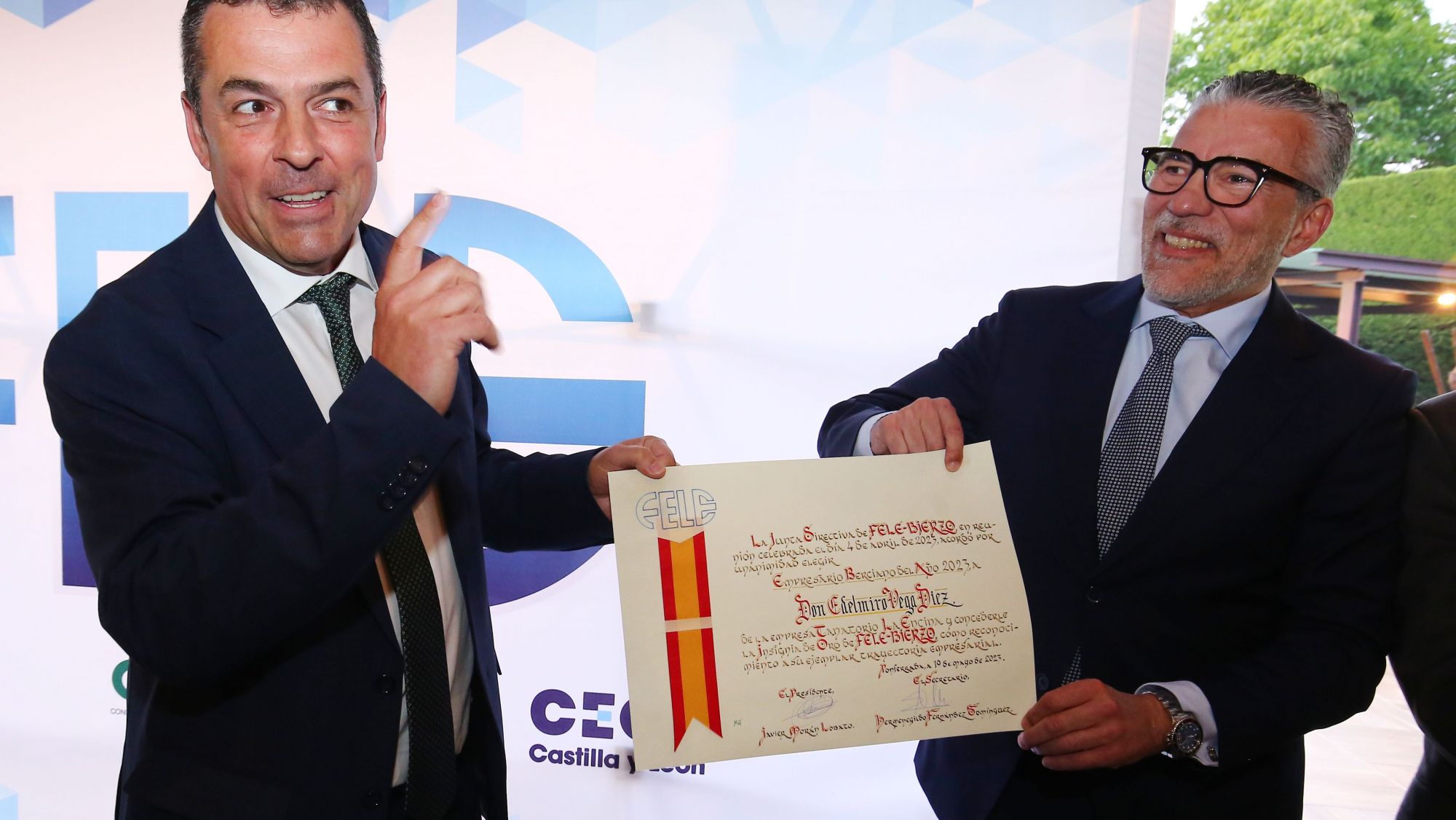 Edelmiro Vega recibe la insignia de oro de Fele al empresario berciano ...