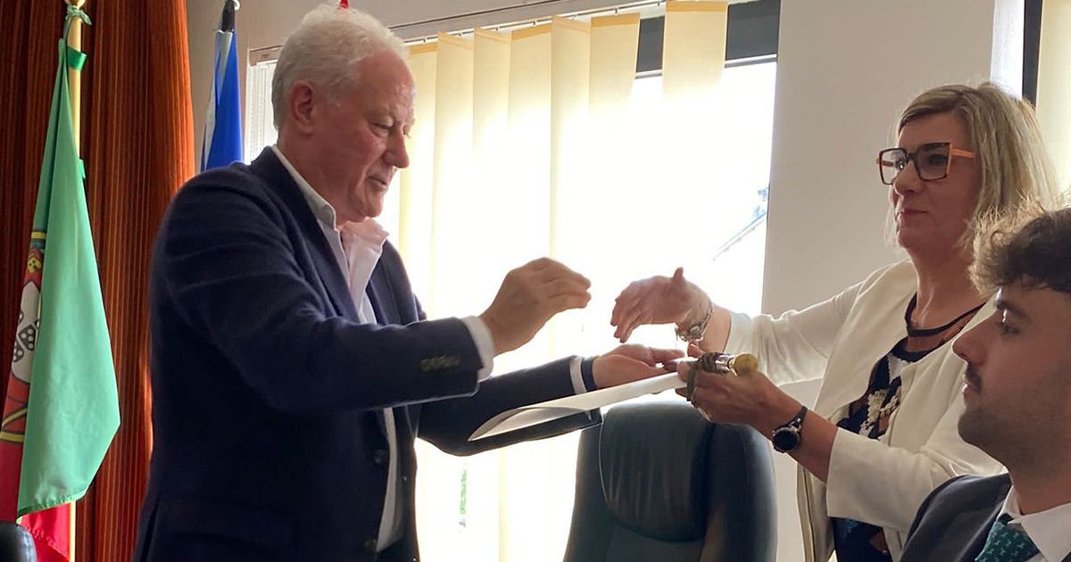 Mari Paz Martínez recibe el bastón de mando en Fabero de manos de ...