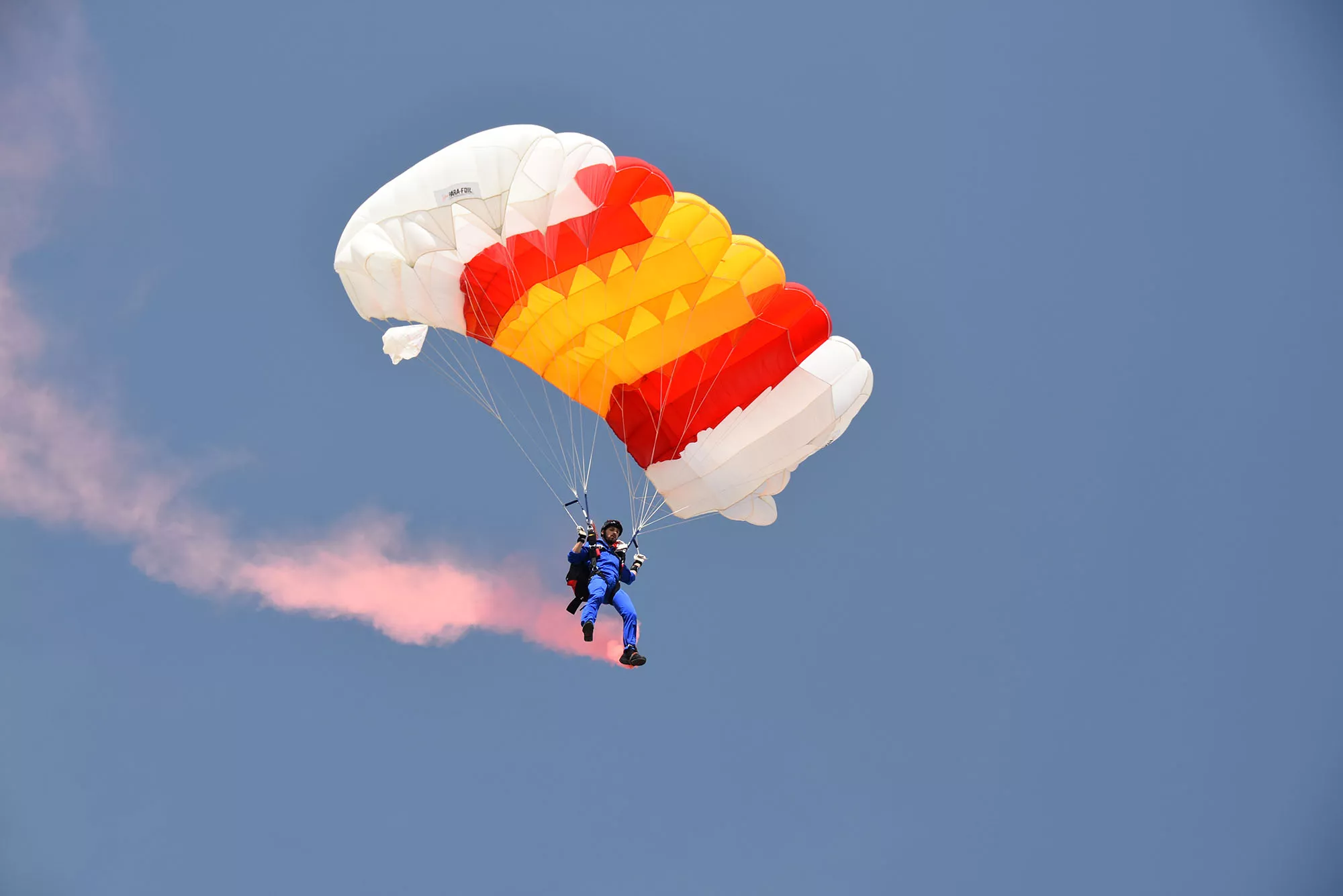 La Base Aérea de La Virgen del Camino (León) acoge un ejercicio de adiestramiento paracaidista ...