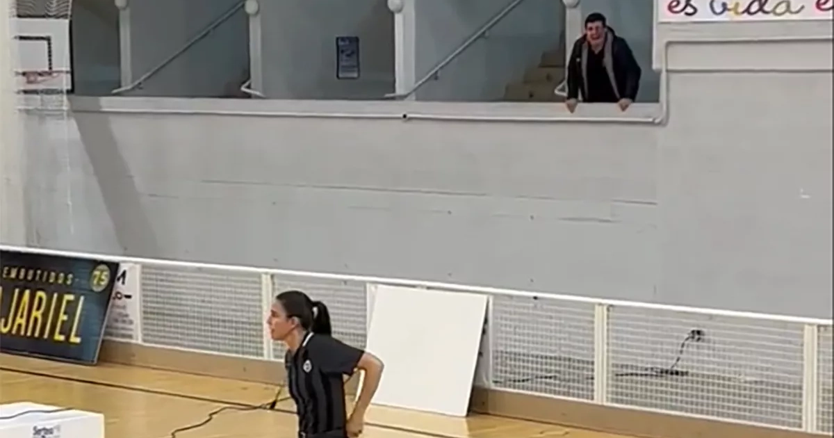 El aficionado que profirió insultos contra la árbitra de baloncesto en Bembibre pide disculpas ...
