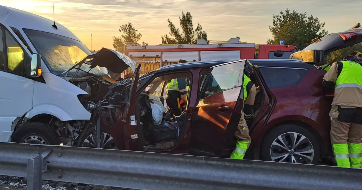 Tres heridos atrapados tras un accidente entre un microbús y un coche ...