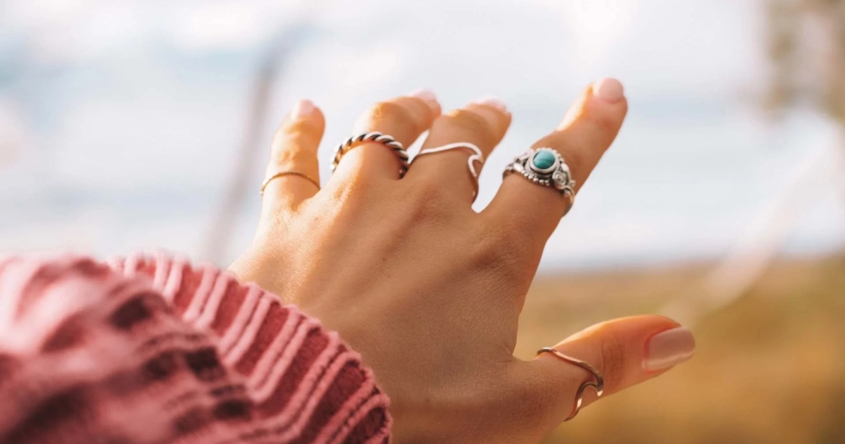 Significado de los anillos según la colocación en el dedo