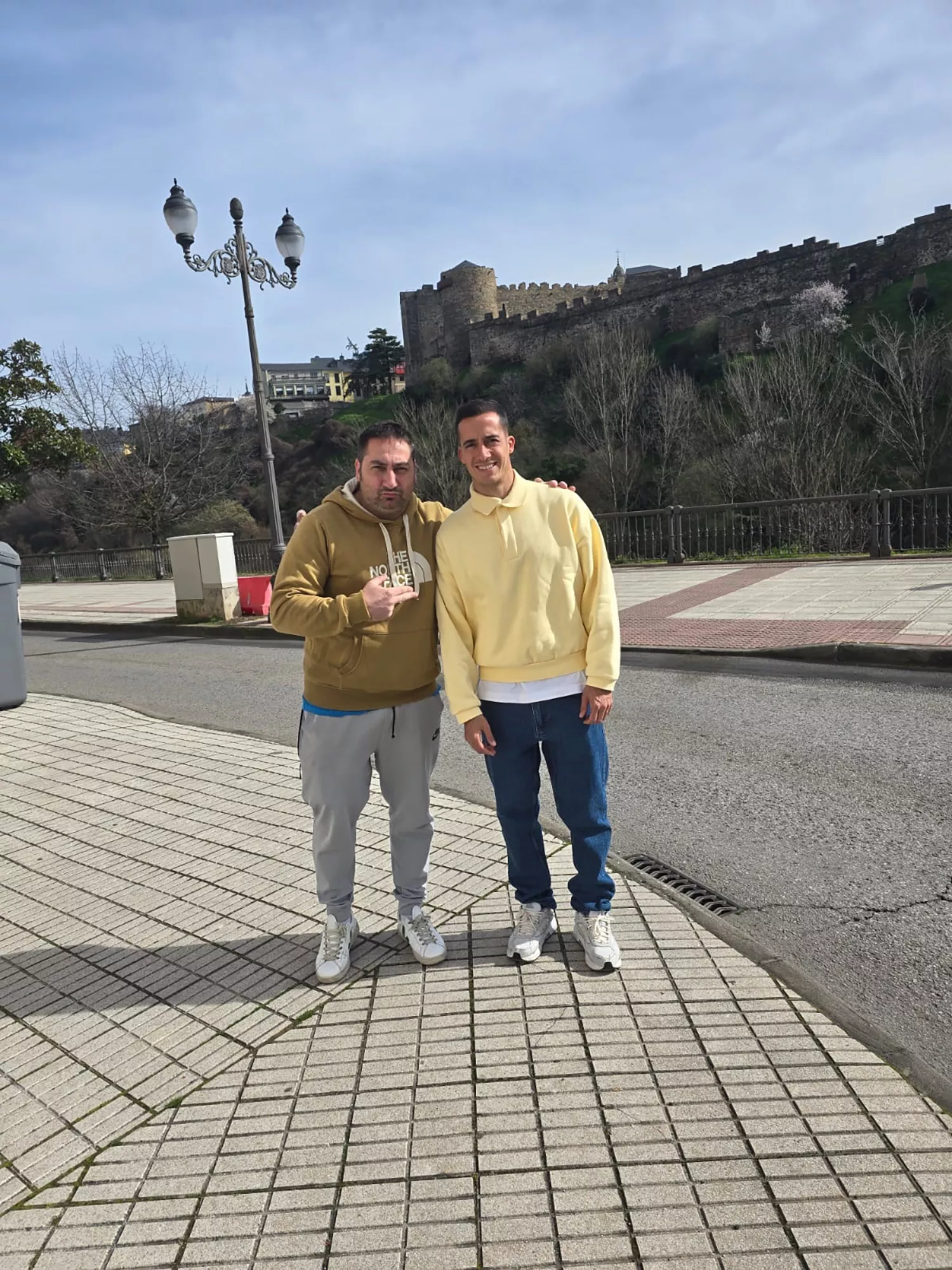 El jugador del Real Madrid Lucas Vázquez pasea por las calles de Ponferrada
