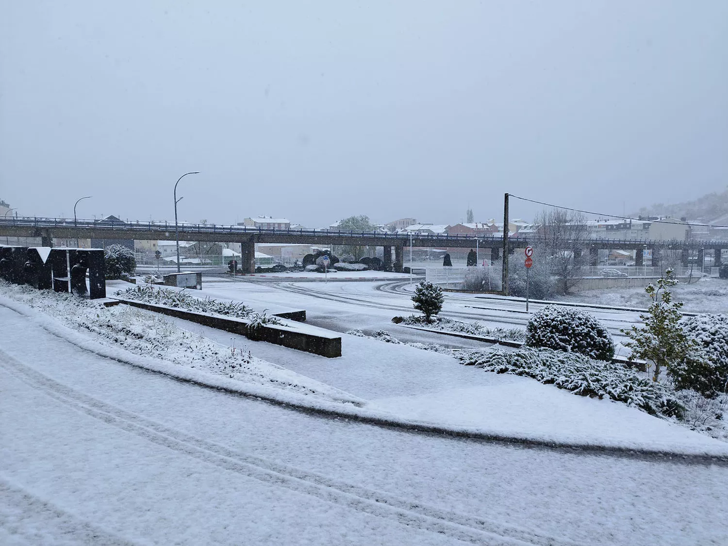 Una nevada abriga con varios centímetros de nieve Bembibre
