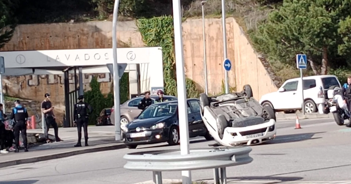 Herida una mujer tras volcar su coche en la rotonda de Montearenas ...