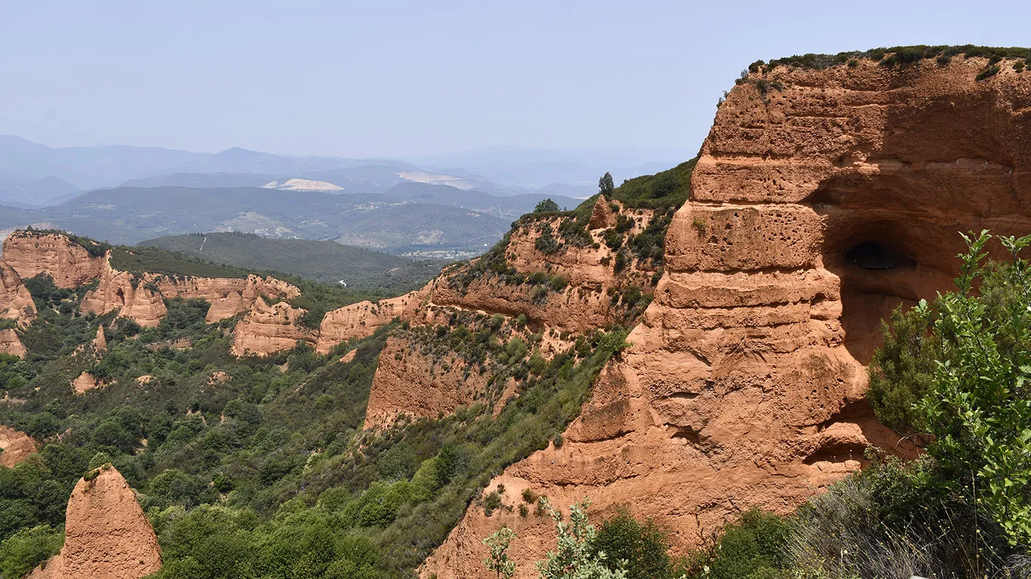 'Viajar' sobrevuela Las Médulas e invita a recorrer la Capadocia española