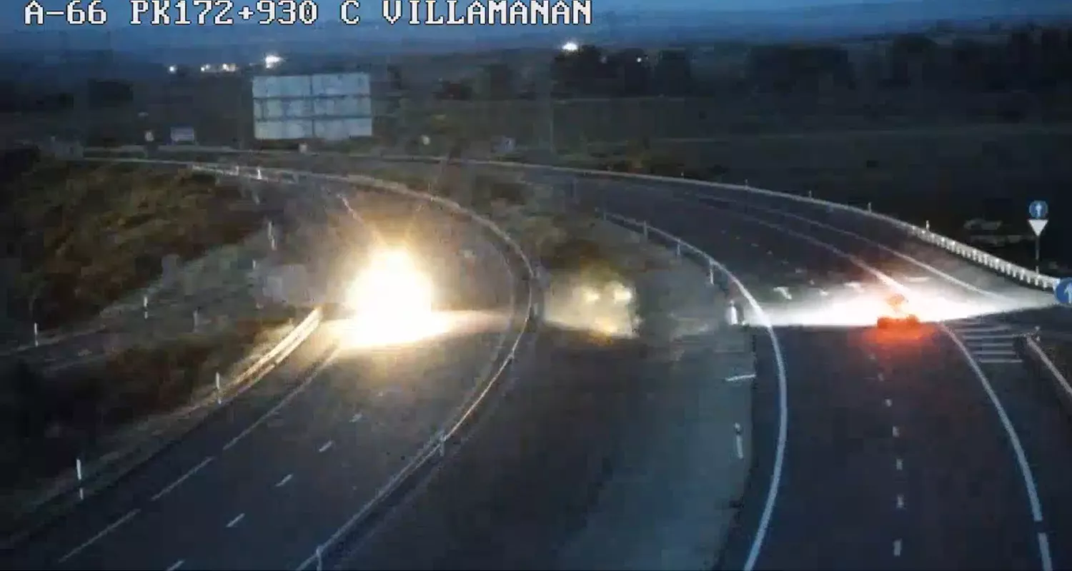 El vuelco de un camión provoca el corte total de la A-66 a su paso por ...