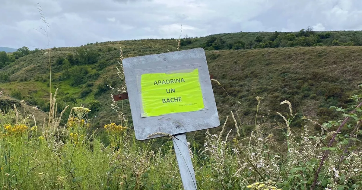 Apadrina un bache en la carretera de Salas a San Cristóbal (Ponferrada)