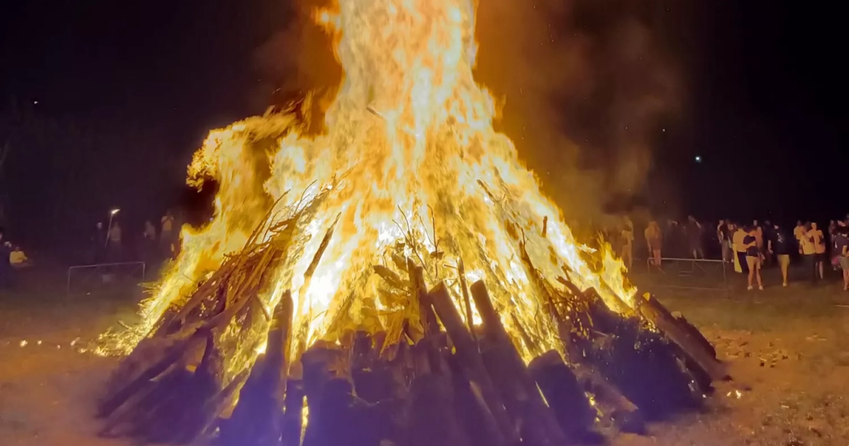 La Santa Compaña 'quema' los malos augurios en la hoguera de San Juan de Puente Boeza (Ponferrada)
