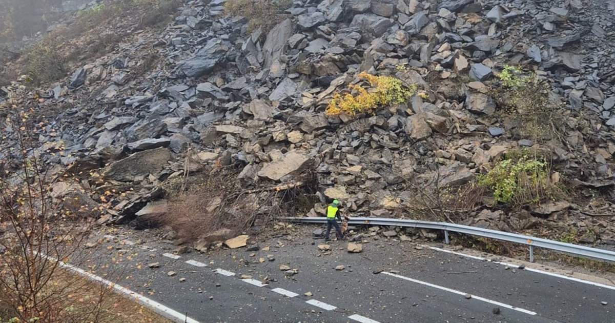 El ministro Puente adelanta que parece "no haber vehículos sepultados" por el derrumbe en la AP ...