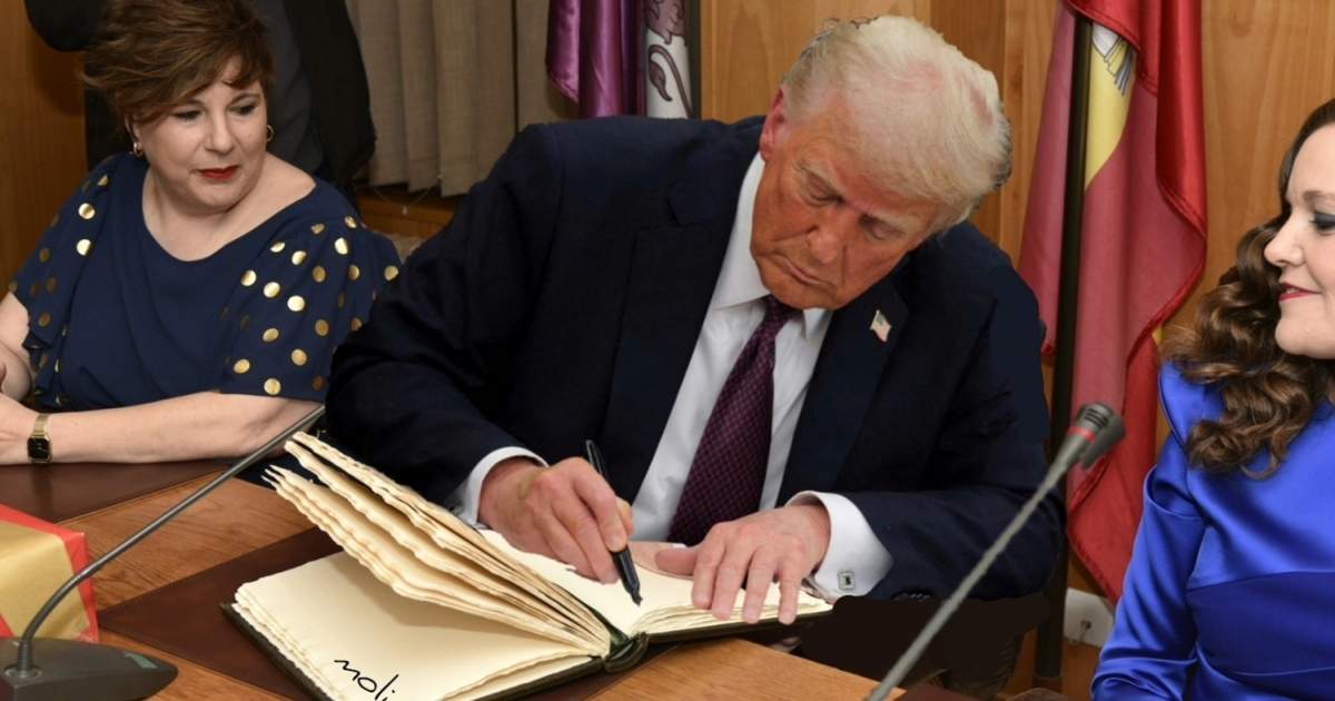 Moli vuelve al 'botillo-meme': Trump firma uno de sus decretos en el ...