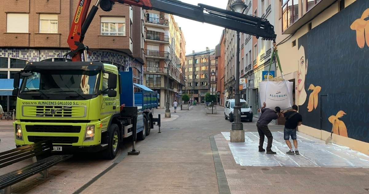 La playa ya se empieza a extender en el centro de Ponferrada con la fiesta Flower Power