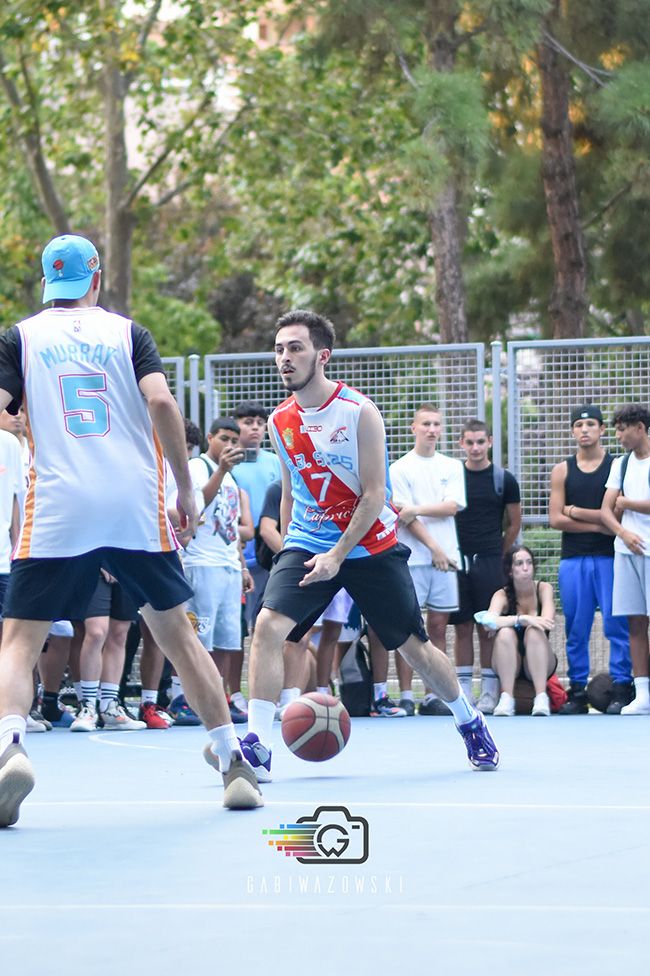 El joven ponferradino David Gil convierte su 'pasión' en la cuenta hispanohablante de baloncesto ...