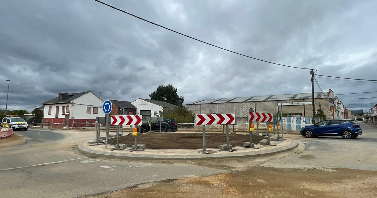 Avanza la instalación de la glorieta de acceso a Toral de Merayo ...