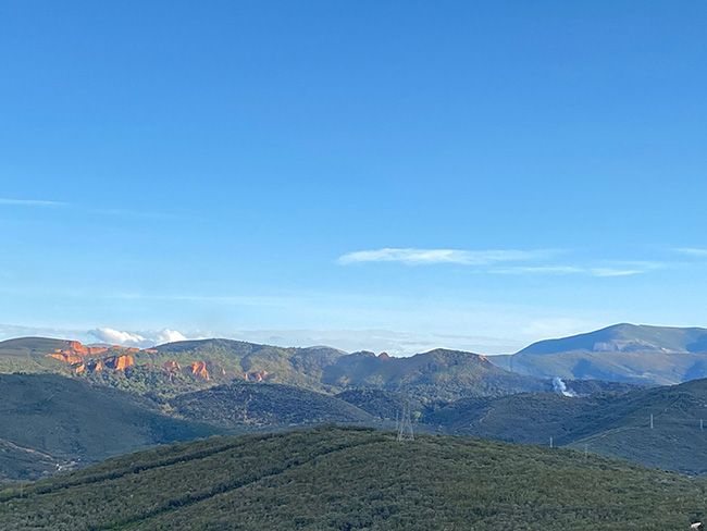 Medios aéreos y vecinos sofocan un incendio en Las Médulas