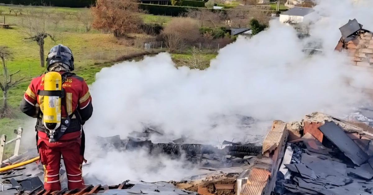 Incendio en el tejado de una vivienda unifamiliar de Molinaseca