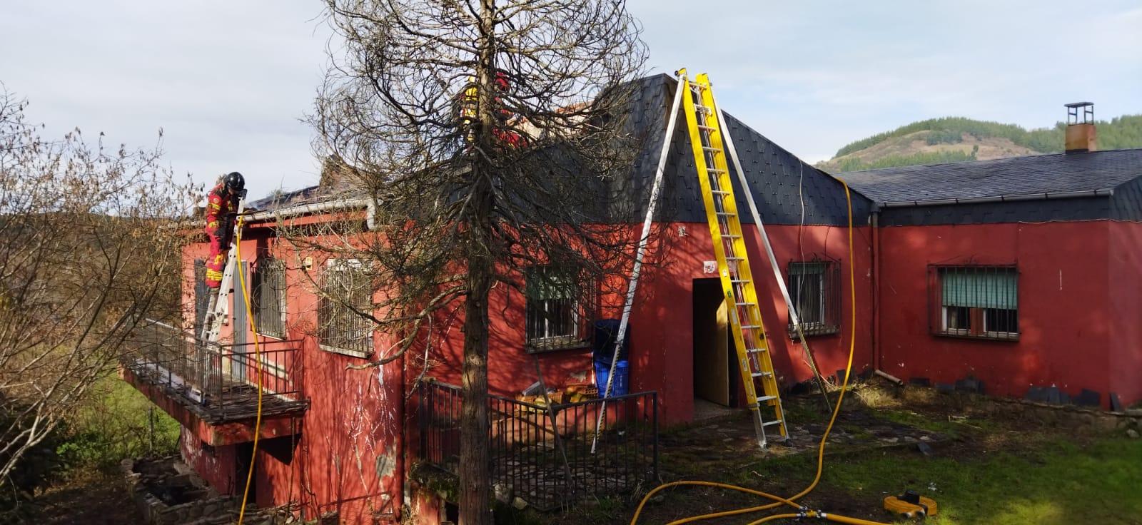 Incendio en el tejado de una vivienda unifamiliar de Molinaseca